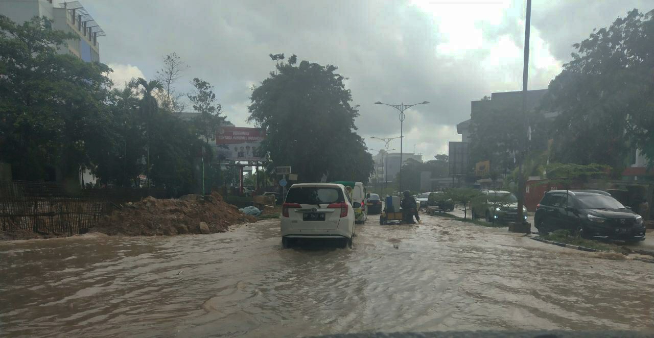 Ruas Jalan Depan SPBU Batam Center Digenangi Banjir Seperti Aliran ...
