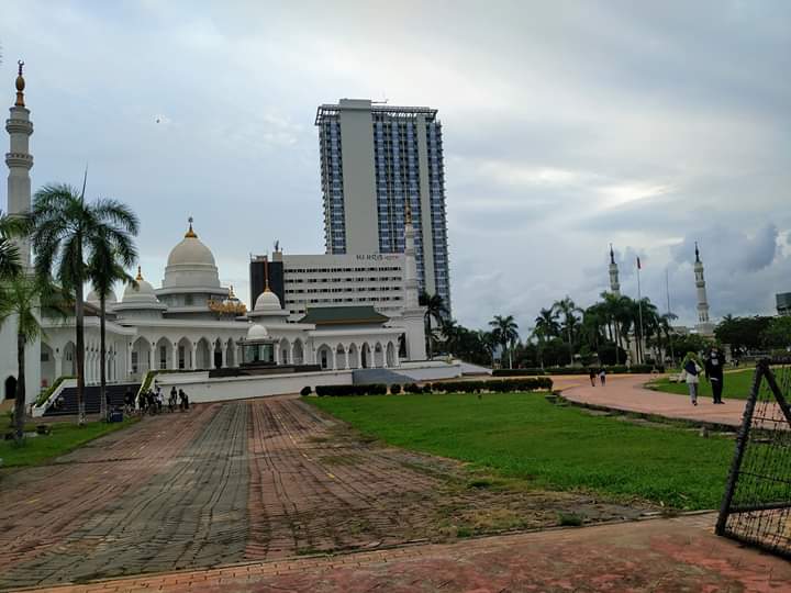 Dataran Engku Putri Kembali Didatangi Masyarakat - MataKepri || Portal ...