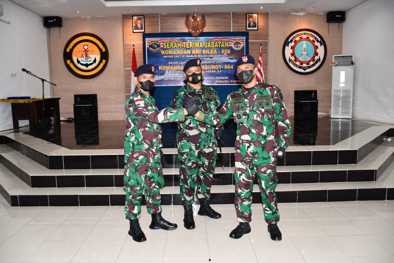 Dansatrol Lantamal IV Pimpin Sertijab Dan KRI Silea - 858 dan Dan KRI ...
