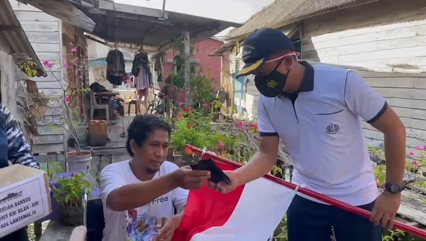 KRI Silea-858 Bagi-bagi bendera Merah Merah Putih dan Paket Sembako ...