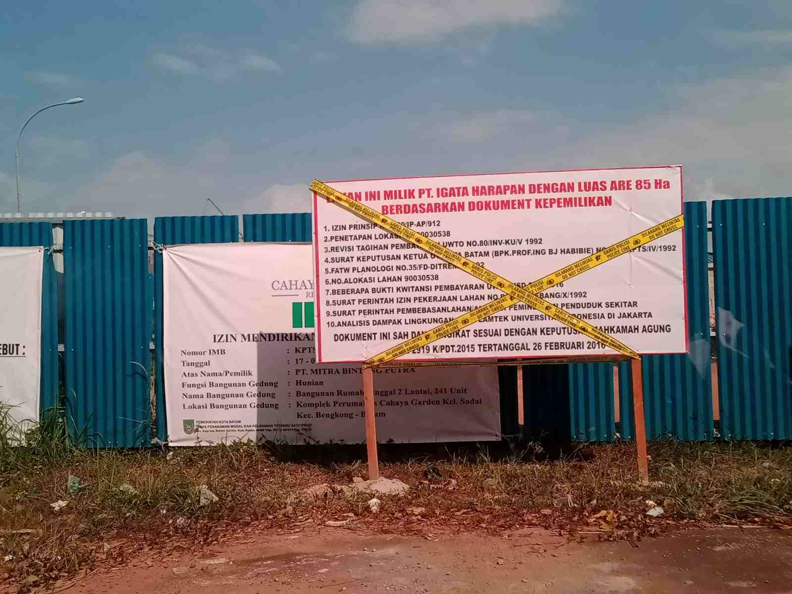 Polemik Lahan, Polisi Pasang Police Line di Papan Proyek Pembangunan ...