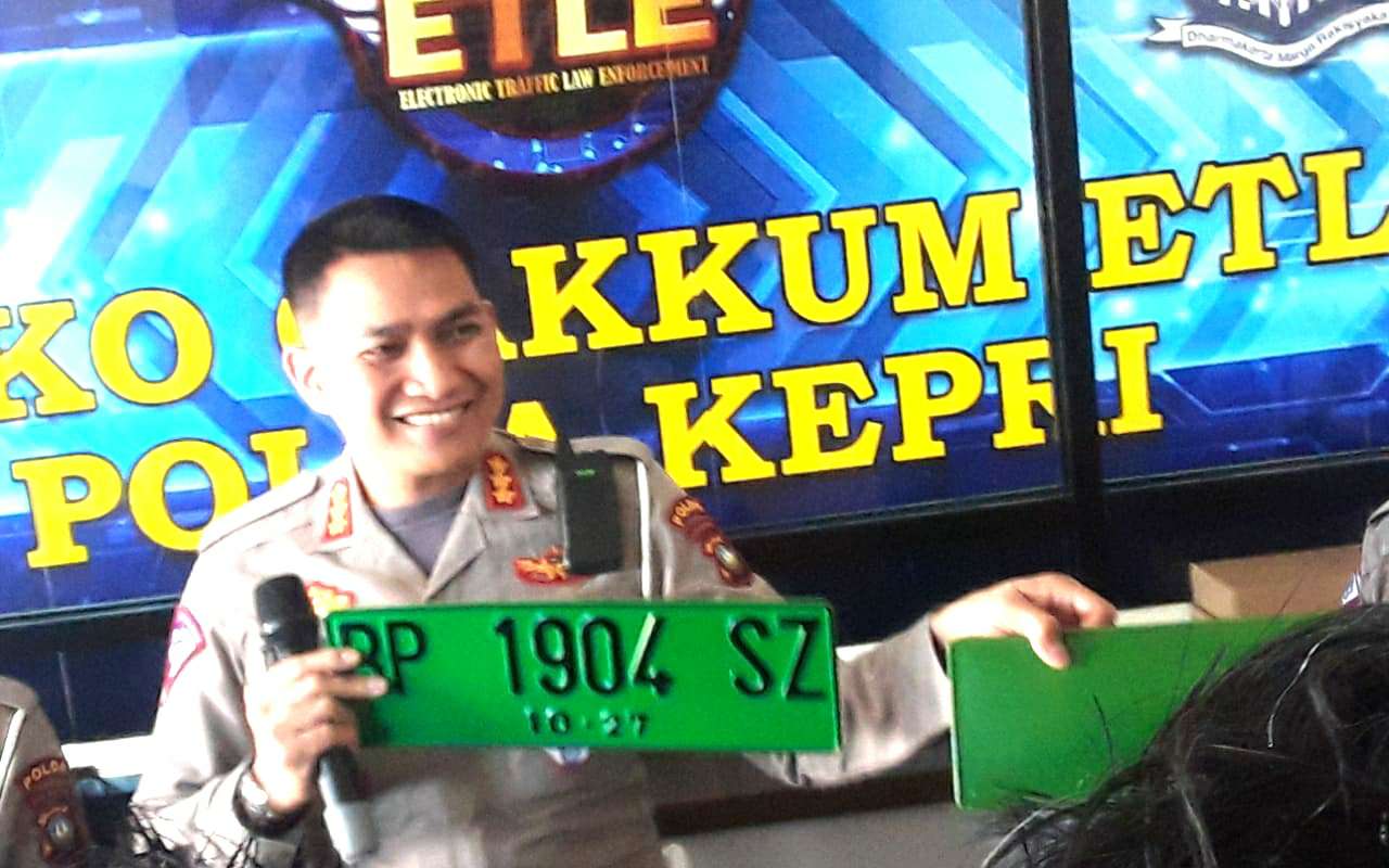 Plat Nomor Kendaraan Bermotor Warna Putih dan Hijau Berlaku di Batam ...