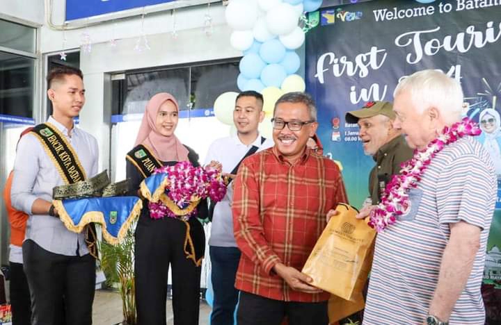 Jefridin Sambut Wisman Pertama Tahun 2024 ke Batam - MataKepri ... Jefridin Sambut Wisman Pertama Tahun 2024 ke Batam - MataKepri ...