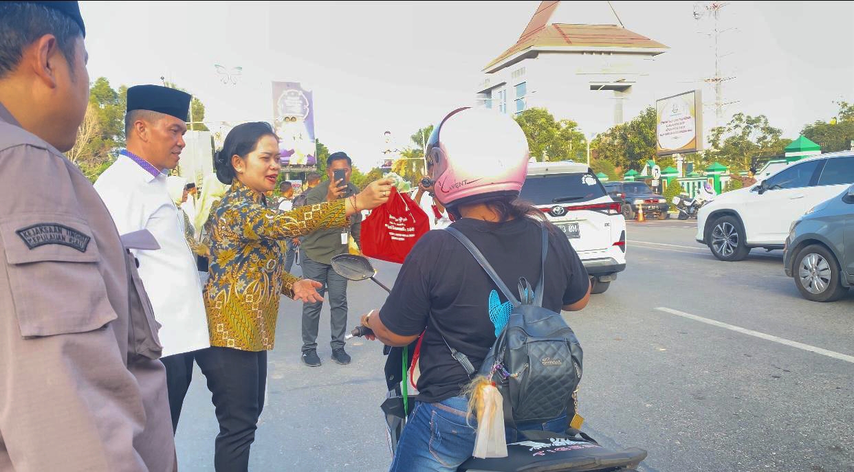 Tebar Kebaikan di Bulan Suci Ramadhan, Kejari Batam Berikan Tali Asih dan Berbagi Takjil ...