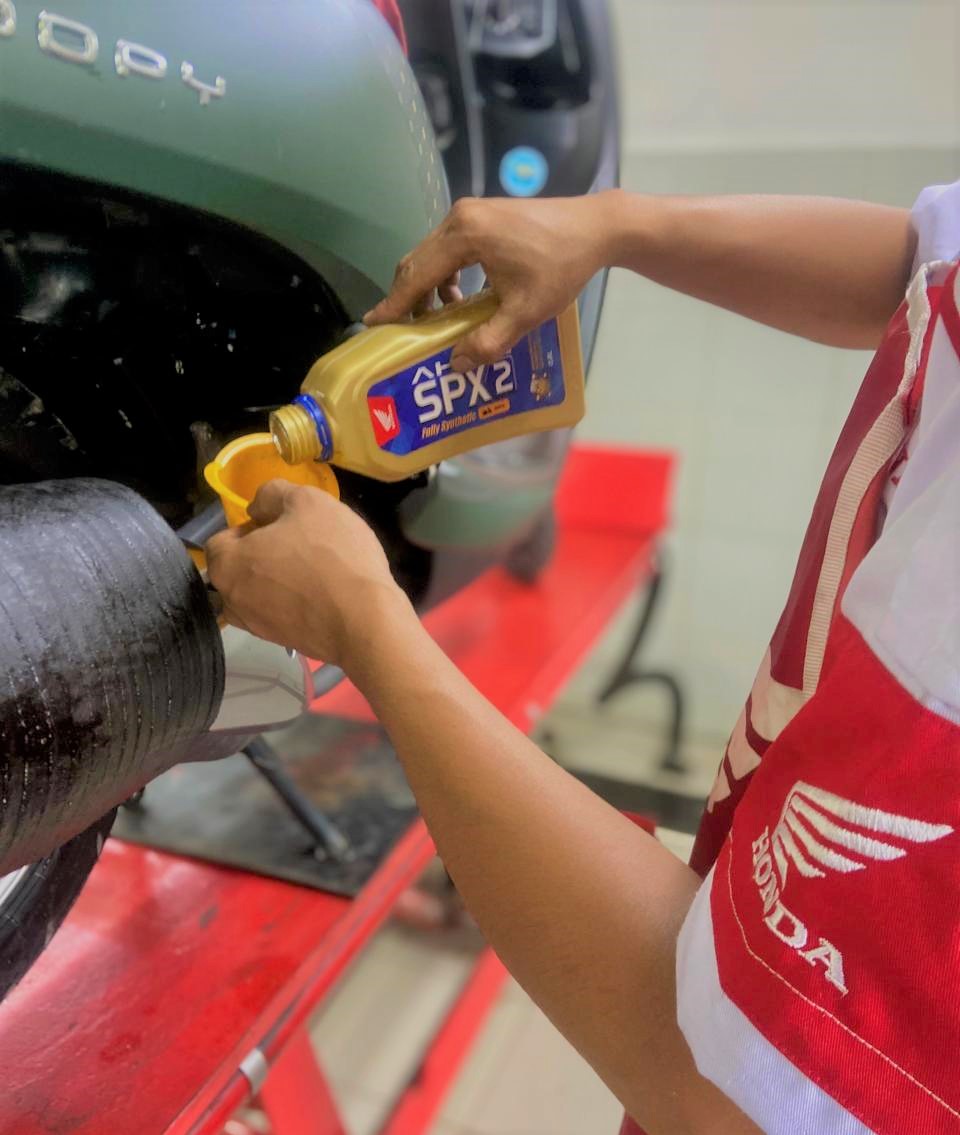 Pentingnya Untuk Rutin Ganti Oli Motor, Inilah Efek Telat Ganti Oli ...
